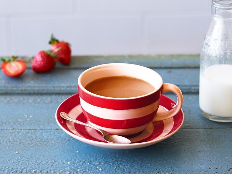 Set of 4 Red Breakfast Cups and Saucers 12oz/34cl | Cornishware ...